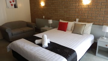 Quarto, 1 cama queen-size, não fumadores, varanda (Queen Room) | 3 quartos, ferro/tábua de engomar, Wi-fi grátis