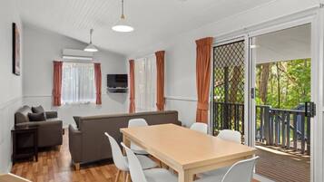 Cabana de Madeira Deluxe, 2 quartos (Treetop Spa) | Refeições no quarto