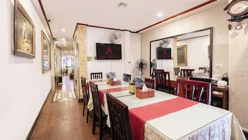 Café da manhã com pratos da culinária local grátis todos os dias