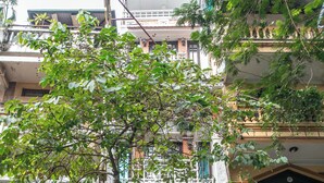 Hotel com fachada vermelha, placa visível para 'A25 Hotel' e motocicletas estacionadas na frente.
