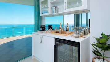 Penthouse Signature, várias camas, varanda, junto ao mar (Three Bed Views 3 Nt Min) | Sala de estar | Smart TV de 55 polegadas com canais via satélite, televisor