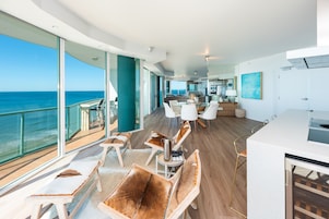 Apartamento de Luxo, 3 quartos, não fumadores, vista para o mar | Sala de estar | Smart TV de 55 polegadas com canais via satélite, televisor