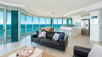 Apartamento Deluxe, 2 quartos, vista para o oceano, em frente à praia (1 Night Ocean View) | Sala de estar | Smart TV de 55 polegadas com canais via satélite, televisor