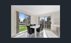 Casa, 2 quartos, cozinha, no rés do chão | Refeições no quarto