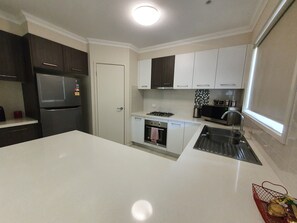 Apartamento, 3 quartos | Cozinha privada | Um frigorífico, um micro-ondas, uma cafeteira/bule