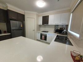 Apartamento, 3 quartos | Cozinha privada | Um frigorífico, um micro-ondas, uma cafeteira/bule 