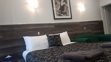 Suíte família, 2 quartos | 1 quarto, edredons de pluma, escrivaninha, cortinas blackout