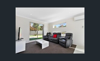 Casa, 2 quartos, cozinha, no rés do chão | Sala de estar | Televisor de ecrã plano de 55 polegadas com canais via satélite 