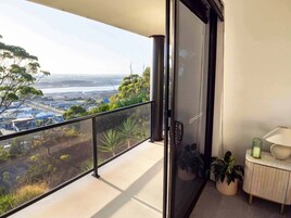 Apartamento standard, 1 cama King, para não fumantes, sacada (apartment) | Roupas de cama premium, edredons de pluma