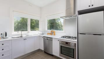 Apartamento, 2 quartos, vista para o jardim | Cozinha privada | Geladeira, micro-ondas, fogão, cooktop