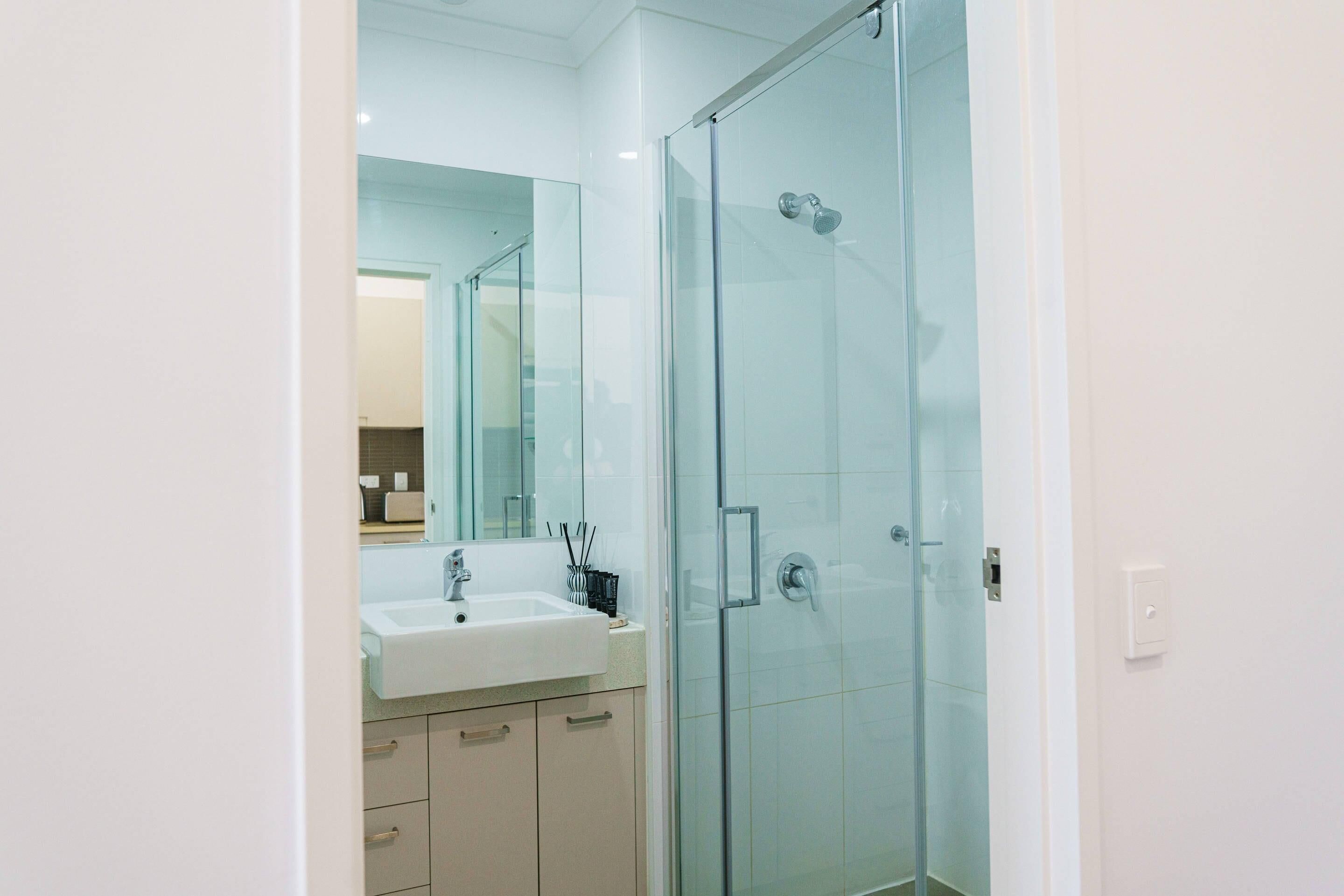 Quarto, 2 quartos (Interconnecting Residence) | 1 quarto, roupas de cama premium, cofres nos quartos, escrivaninha