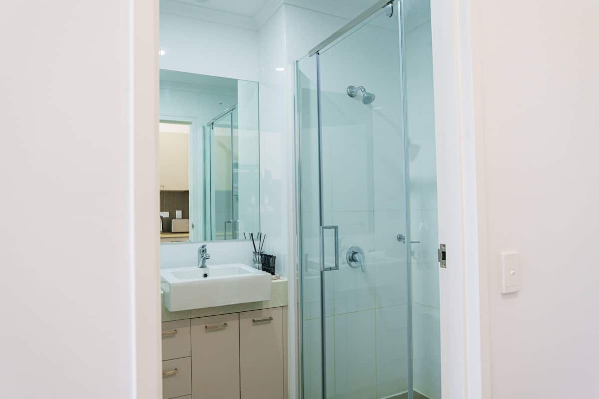 Quarto, 2 quartos (Interconnecting Residence) | 1 quarto, roupas de cama premium, cofres nos quartos, escrivaninha