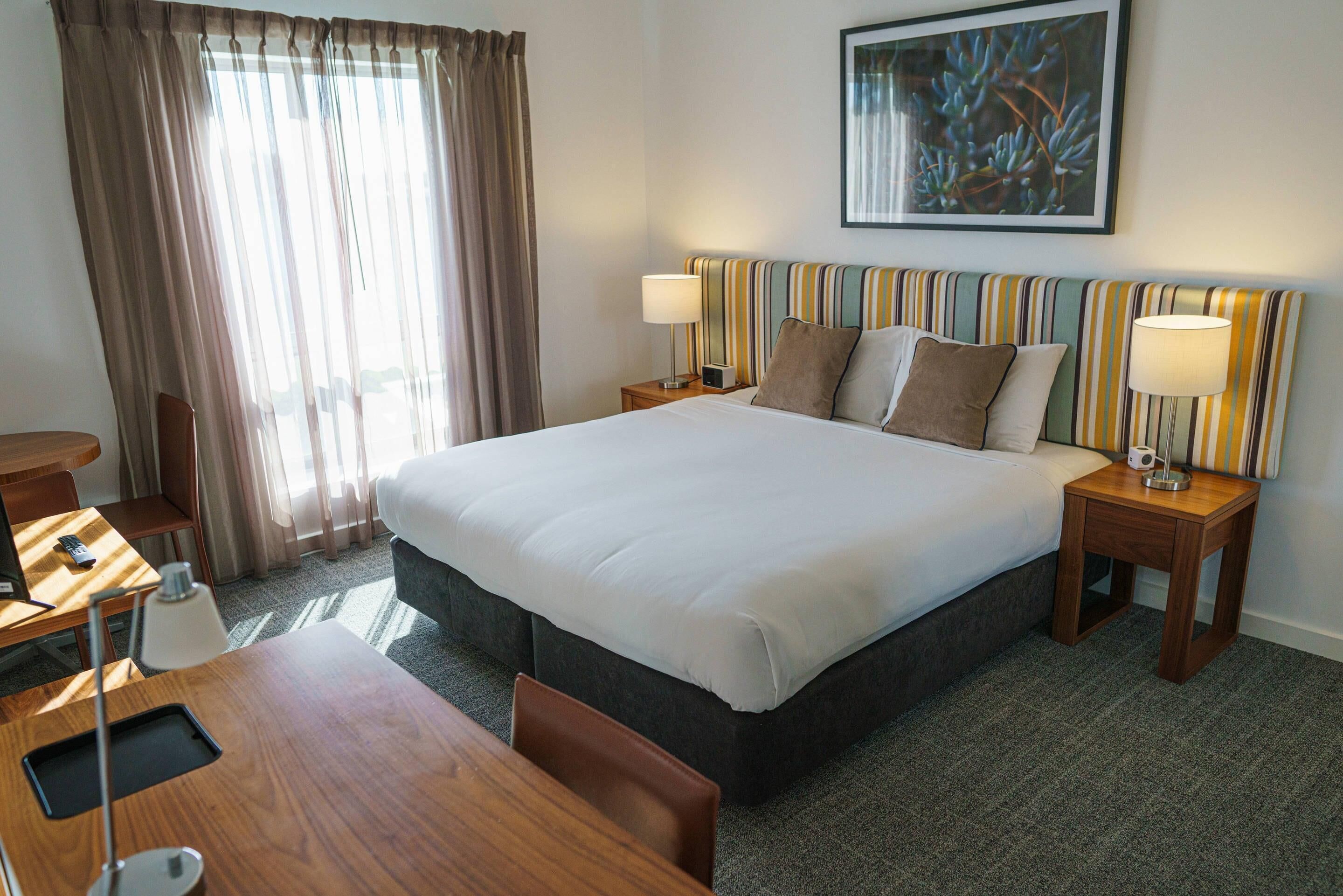 Quarto, 2 quartos, acessível (Interconnecting Residence) | 1 quarto, roupas de cama premium, cofres nos quartos, escrivaninha