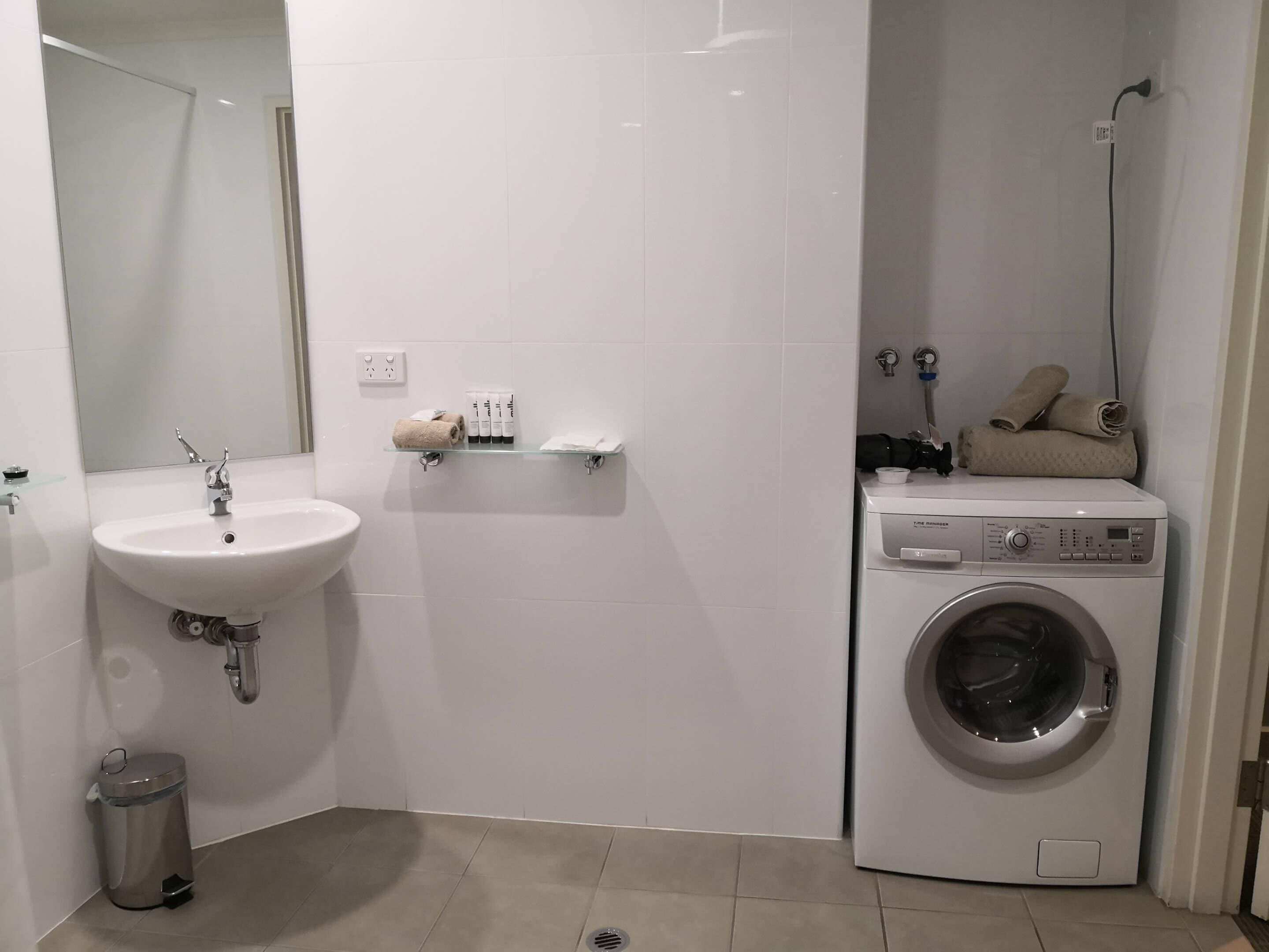 1 quarto, roupa de alta qualidade, cofre com capacidade para portátil 