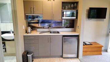 Estúdio Superior, não fumadores, kitchenette (Tui Room) | Kitchenette privada | Um frigorífico, um micro-ondas, uma cafeteira/bule