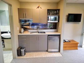 Estúdio Superior, não fumadores, kitchenette (Tui Room) | Kitchenette privada | Um frigorífico, um micro-ondas, uma cafeteira/bule