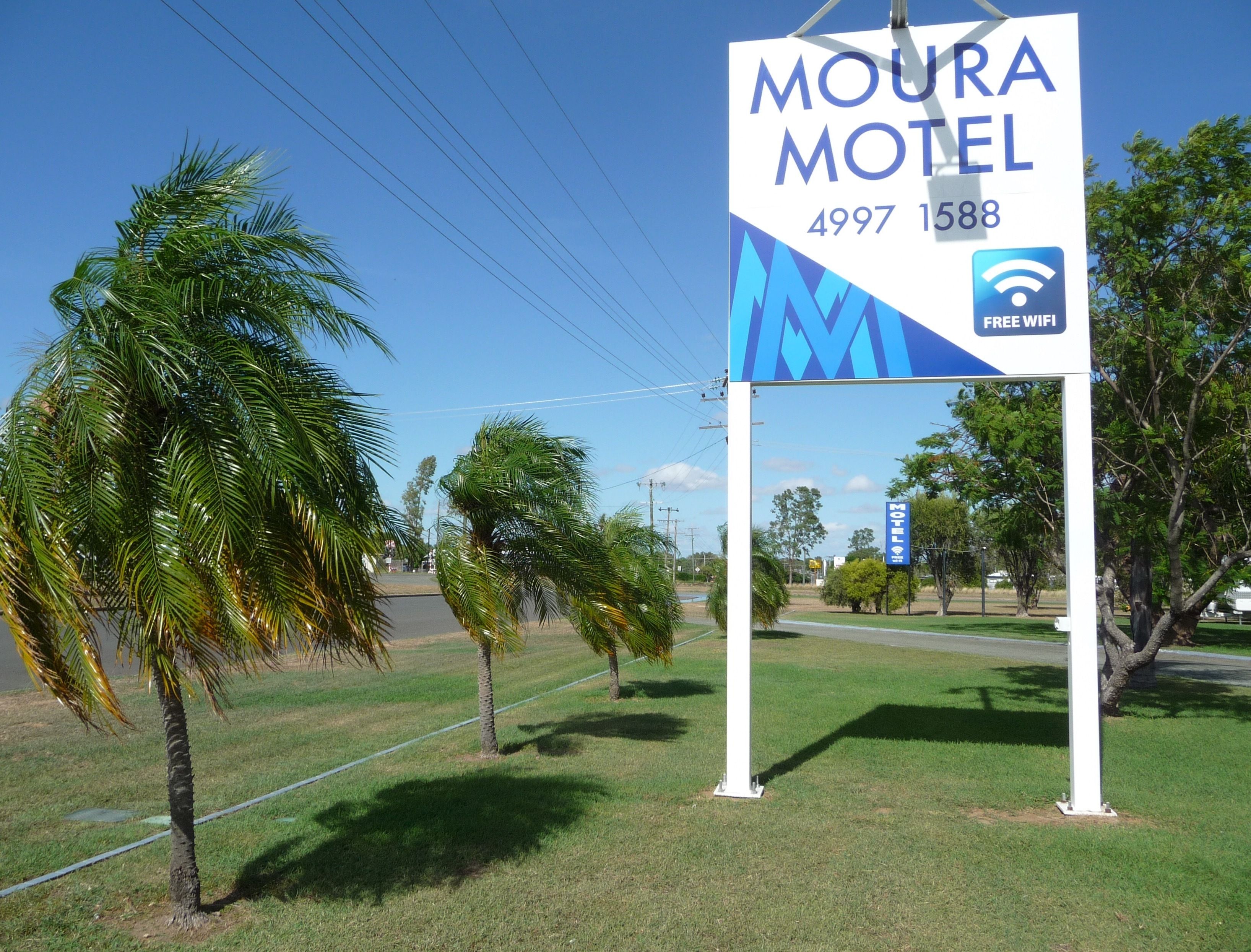 Placa do MOURA MOTEL com número de contato e símbolo de WiFi gratuito.