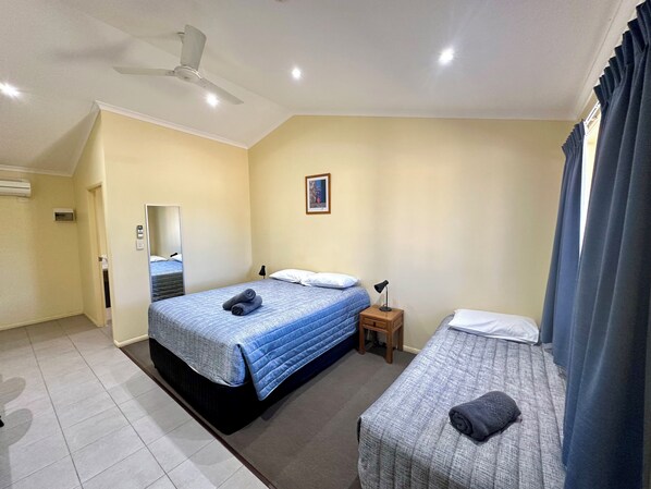 Quarto luxo, para não fumantes (Deluxe Twin Room) | Escrivaninha, ferros/tábuas de passar roupa, Wi-Fi de cortesia