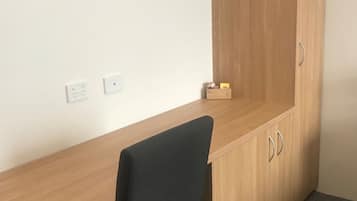 Quarto Twin Standard | Secretária, cortinas/cortinados opacos, Wi-fi grátis