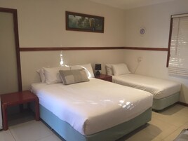 Roupas de cama premium, escrivaninha, espaço de trabalho para notebook
