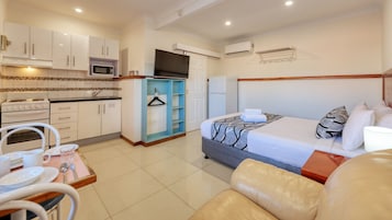 Estúdio superior, para não fumantes, cozinha | Roupas de cama premium, escrivaninha, espaço de trabalho para notebook