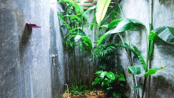 Deluxe Garden View Room | Casa de banho | Artigos de higiene pessoal grátis, toalhas fornecidas