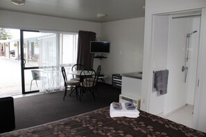 Estúdio, 1 cama king-size | Sala de estar | Televisor LED 