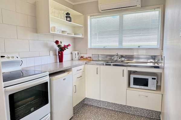 Apartamento, 2 quartos | Cozinha privada | Um frigorífico, um micro-ondas, uma chaleira elétrica, uma torradeira