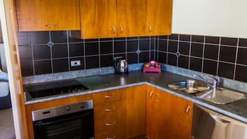 Apartamento, 2 quartos (Spa) | Cozinha privada | Um micro-ondas, uma placa de cozinha, uma chaleira elétrica