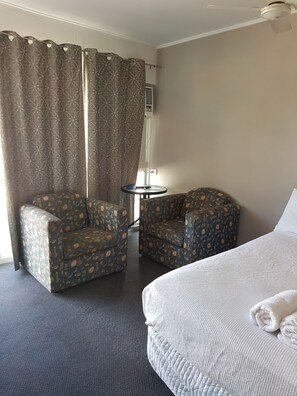Quarto Standard, não fumadores (Double Room) | Secretária, ferro/tábua de engomar, roupa de cama fornecida 