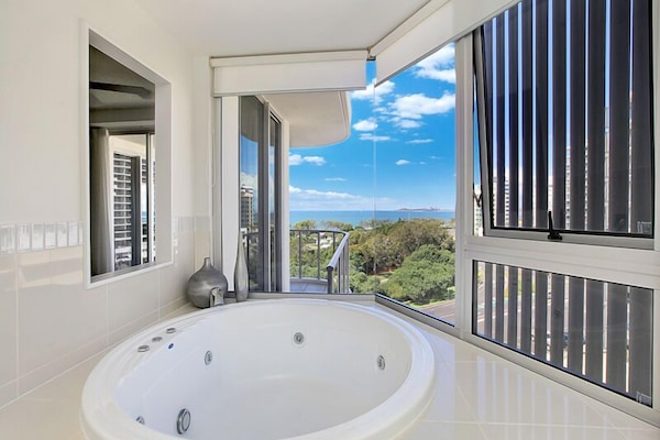 Apartamento luxo, 3 quartos, sacada, vista para o oceano | Banheiro | Chuveiro, produtos de toalete grátis, toalhas de banho