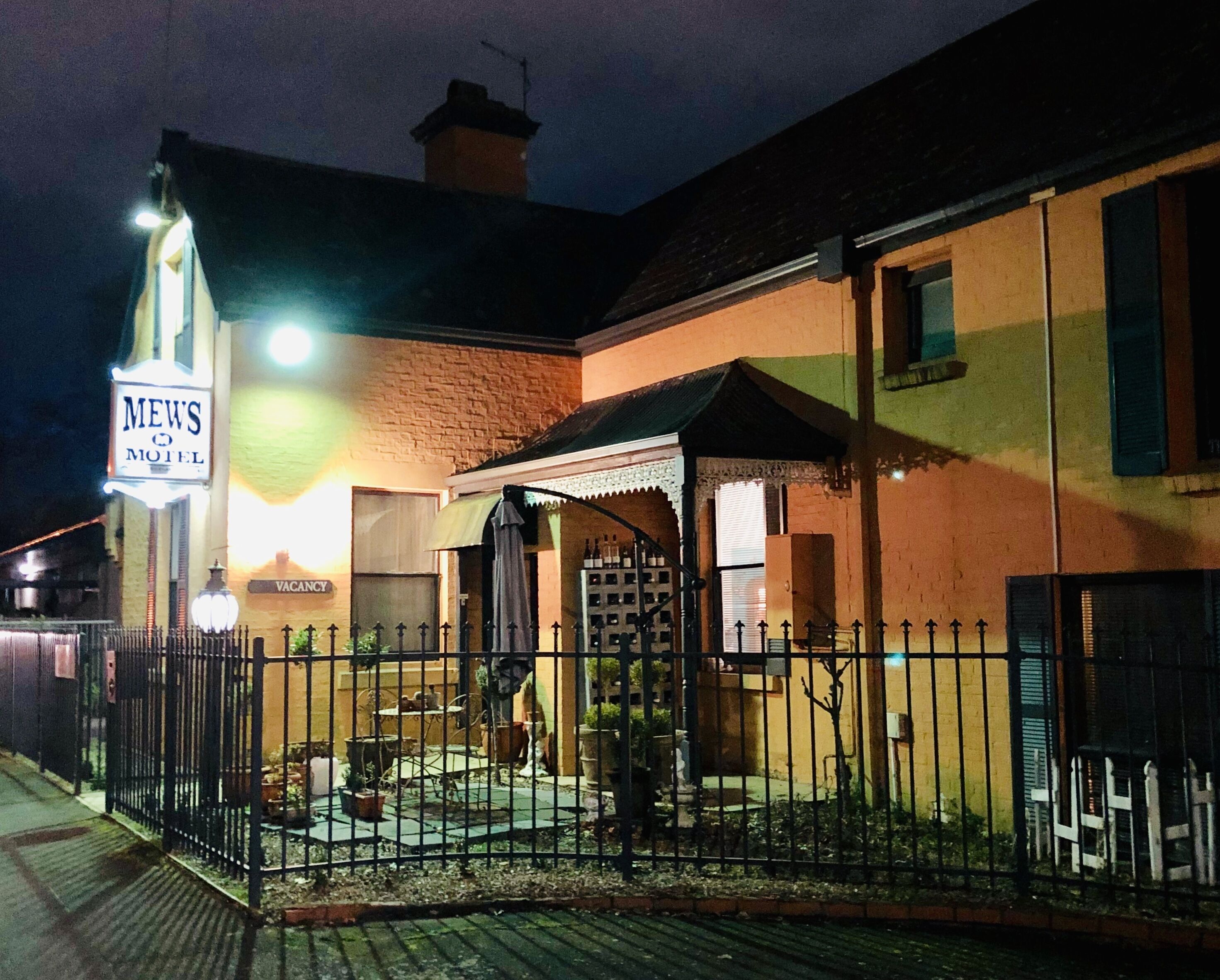 Fachada da propriedade à noite