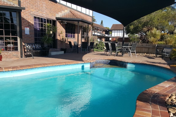 Piscina exterior, espreguiçadeiras