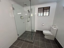 Quarto, 2 camas Queen (Suite) | Banheiro | Produtos de toalete grátis, secador de cabelo, toalhas de banho 