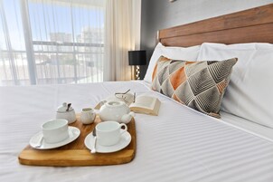 Apartamento luxo, 1 quarto, vista parcial para o oceano | Frigobar, cortinas blackout, ferros/tábuas de passar roupa