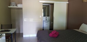 Quarto Básico | Casa de banho | Um polibã, artigos de higiene pessoal grátis, toalhas fornecidas 
