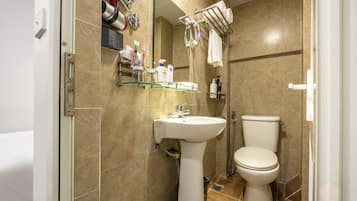 Quarto casal standard (Standard Room 1) | Banheiro | Chuveiro, produtos de toalete grátis, secador de cabelo