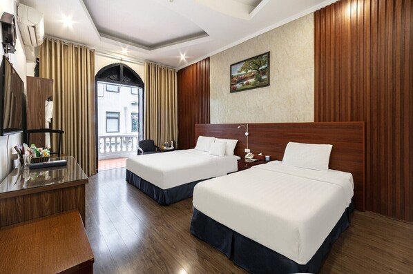 Quarto Familiar | Minibar, cofre no quarto, cortinas/cortinados opacos