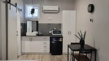 Quarto Premium, 1 cama queen-size (Double Room) | Ferro/tábua de engomar, Wi-fi grátis, roupa de cama fornecida