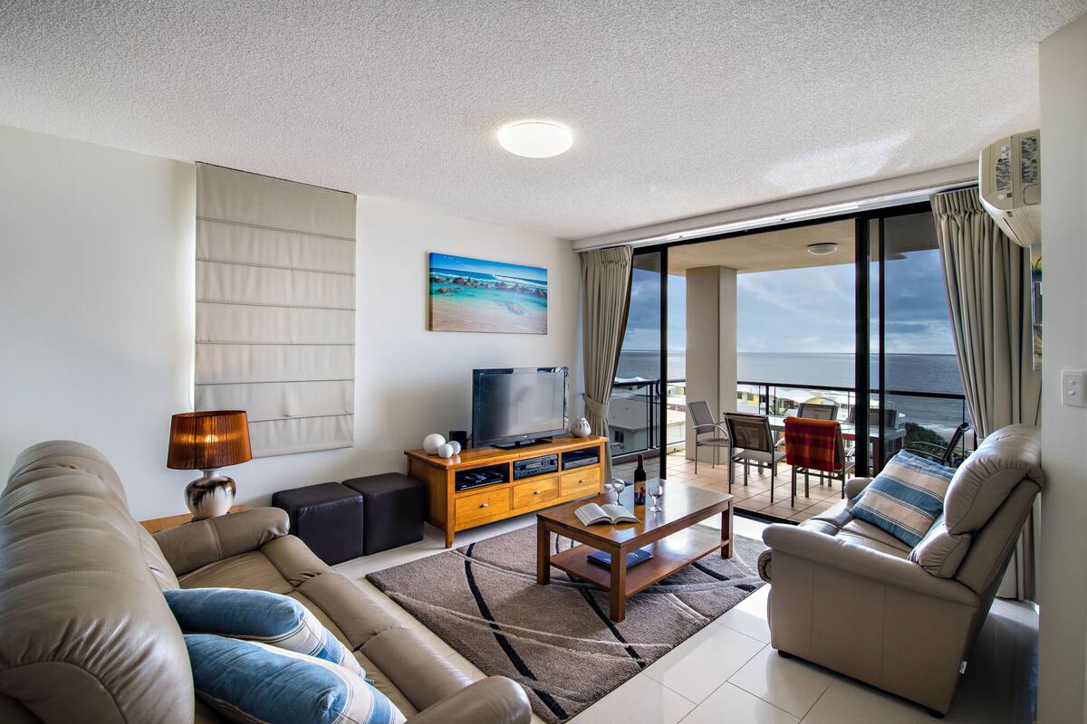 Apartamento Standard, 2 quartos, não fumadores, cozinha (EXCELLENT OCEAN VIEW 3+) | Sala | Televisor de ecrã plano de 42 polegadas com canais por cabo, televisor 