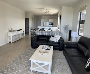 Apartamento standard, 2 quartos, para não fumantes, cozinha (LIMITED OCEAN VIEW 3+) | Área de estar | TV de tela plana 42 polegadas com canais a cabo, TV, DVD player