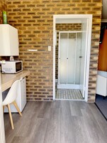 Um polibã, um secador de cabelo, toalhas fornecidas 