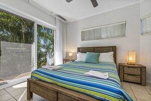 Quartos à prova de som, ferros/tábuas de passar roupa, Wi-Fi de cortesia