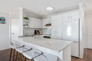 Apartamento, 3 quartos, banheira de imersão, vista para o rio | Cozinha privada | Cafeteira/chaleira, geladeira grande, micro-ondas, fogão