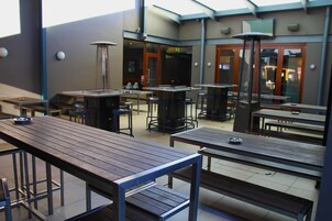 2 restaurantes, com serviço de almoço e jantar; pizza