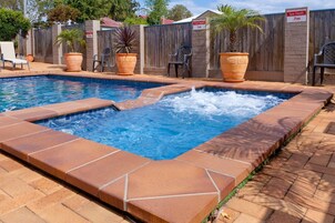 Piscina externa, funciona das 8h às 18h, guarda-sóis, espreguiçadeiras