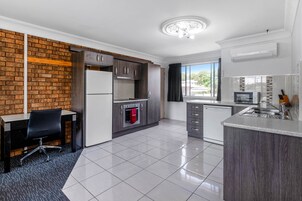 Quarto standard, cozinha (3 bedroom unit) | Cozinha privada | Micro-ondas, chaleira elétrica, torradeira