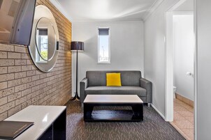 Quarto standard, banheira de hidromassagem (Spa room) | Área de estar | Smart TV 42 polegadas com canais digitais, TV, Netflix