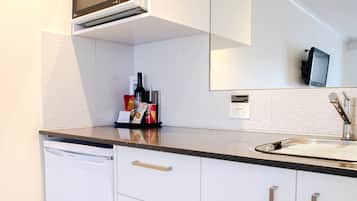 Quarto executivo, 1 cama Queen, para não fumantes, cozinha americana | Cozinha americana privada | Cafeteira/chaleira, chaleira elétrica