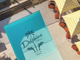Piscina externa, funciona das 6h às 22h, guarda-sóis, espreguiçadeiras